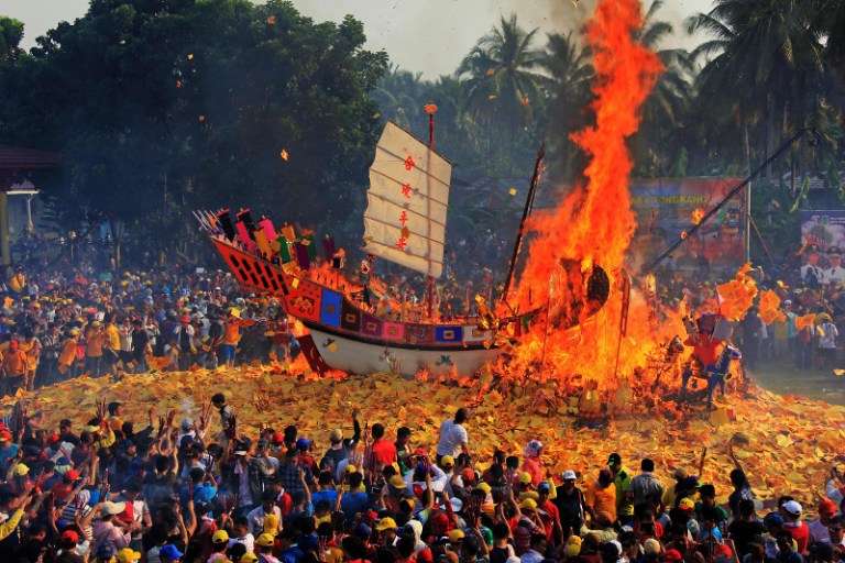 Kapan Event Ritual Bakar Tongkang 2023 di Rohil, Ayo Baca..!!! Begini ...