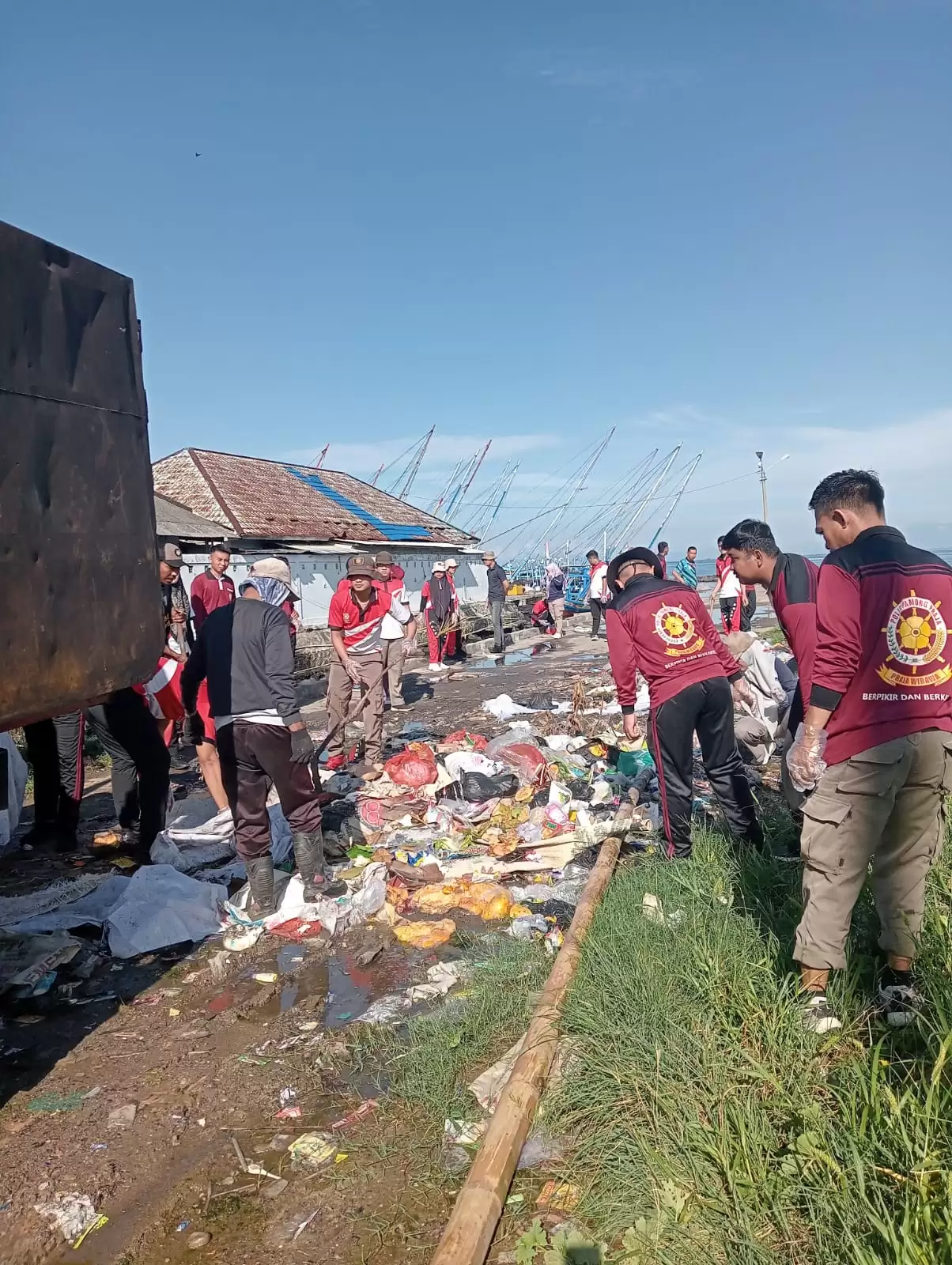 DLH dan Satpol PP Lampung Selatan Peringati HPSN 2025 dengan Aksi Bersih-Bersih di Dermaga Bom ...